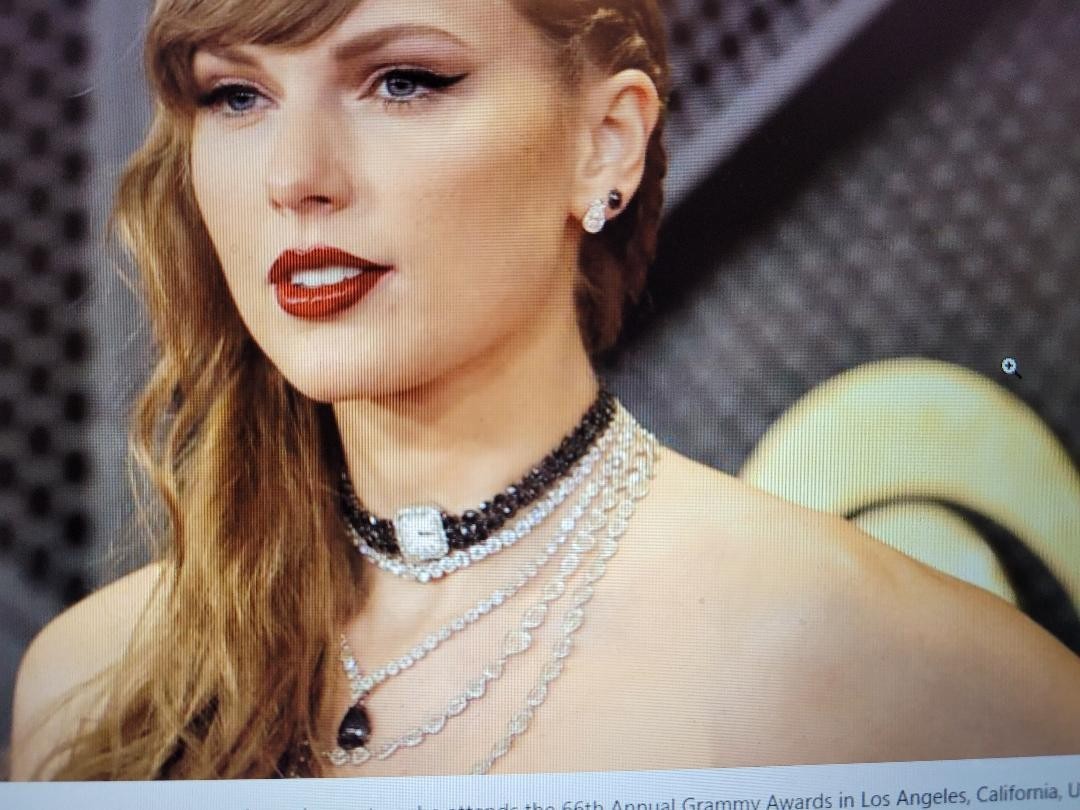 Speaking of Taylor Swift, she must carry a mirror with her so sh