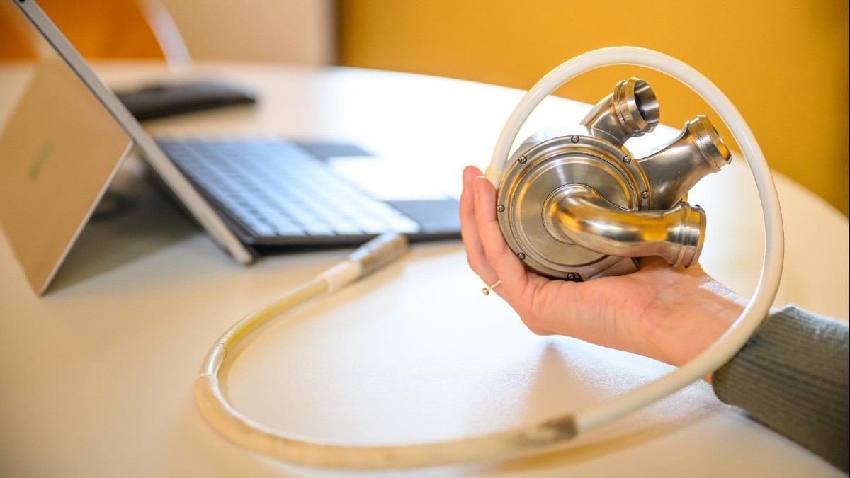 First totally artificial heart successfully implanted in patient
