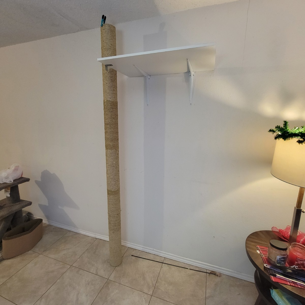 Bella's 90" scratch/climbing post