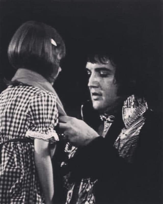 This photo was taken at an Elvis Presleyconcert in 1975. The sin